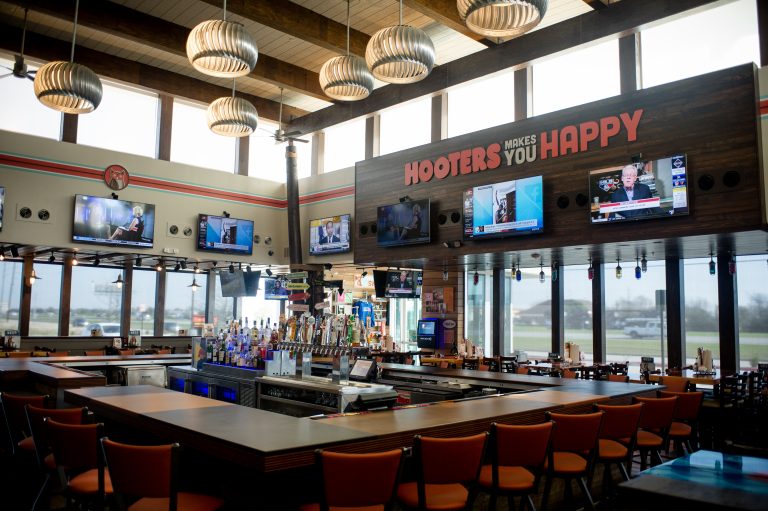 Iconic American restaurant chain, Hooters, eyes India market - Hotelier ...