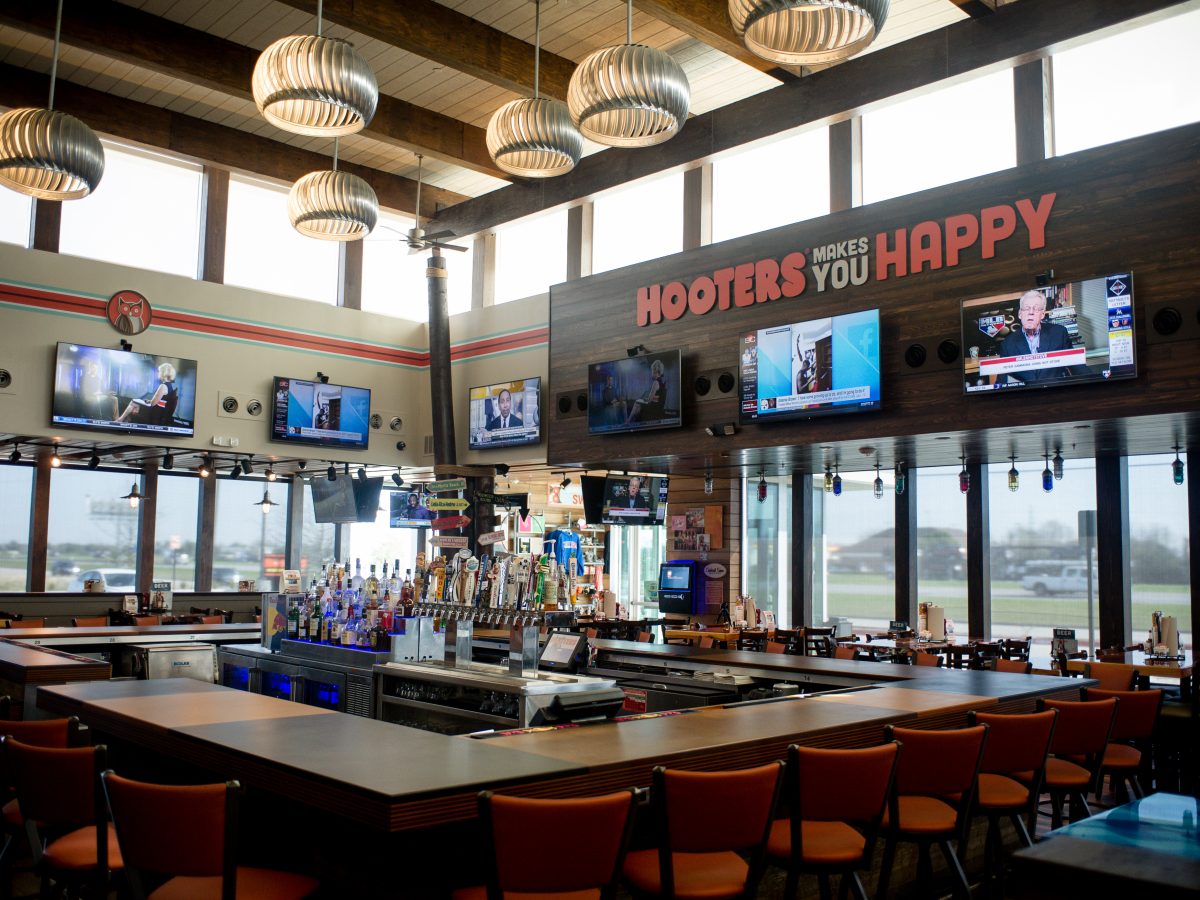 Iconic American restaurant chain, Hooters, eyes India market - Hotelier ...