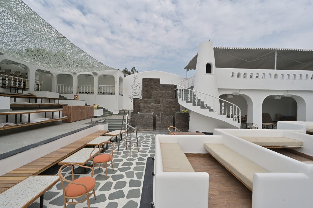 Asia’s largest pub Oia opens its doors to its guests in Bangalore ...