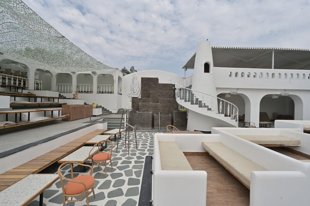 Asia’s largest pub Oia opens its doors to its guests in Bangalore ...