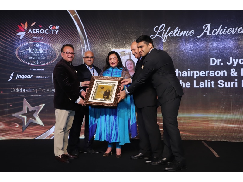 Dr Jyotsna Suri receives the Lifetime Achievement Award at the 14th ...
