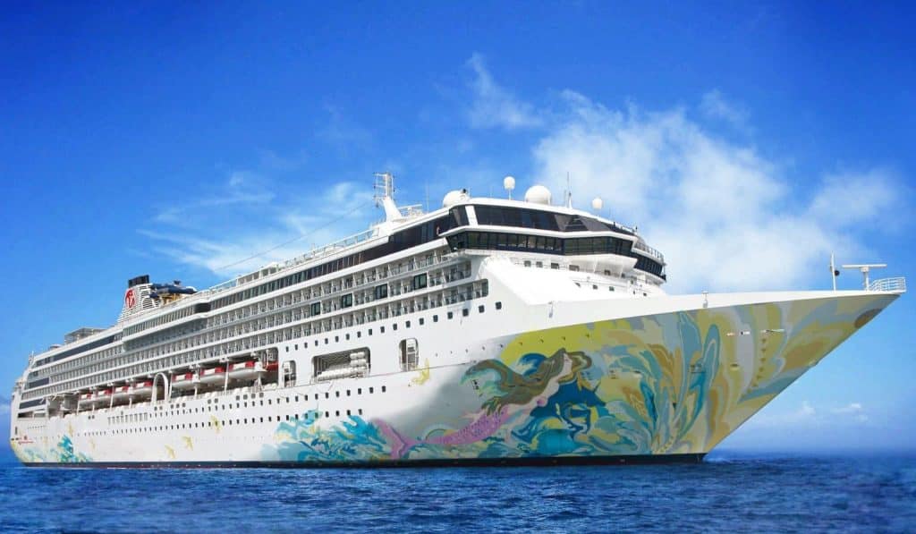 Resorts World Cruises makes an iconic comeback! - Hotelier India