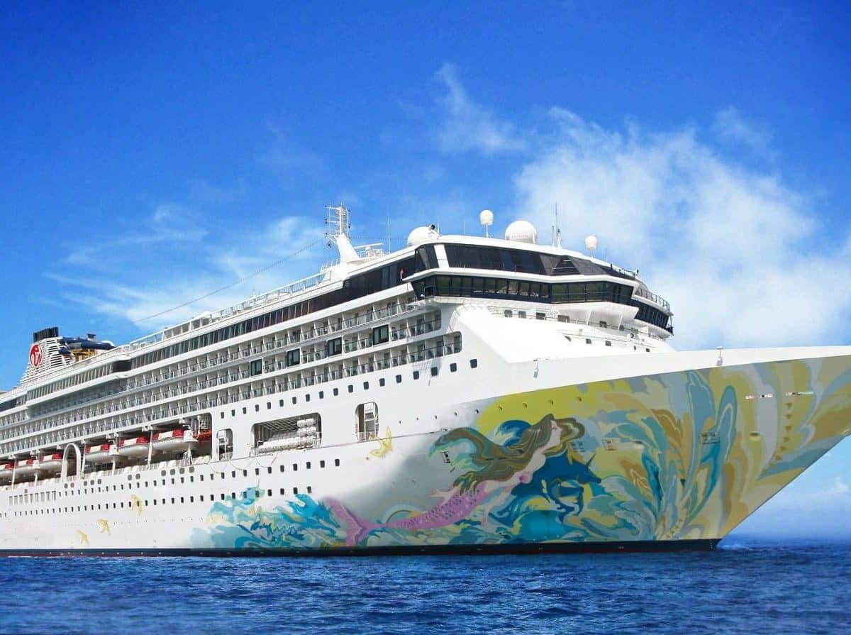 Resorts World Cruises makes an iconic comeback! - Hotelier India